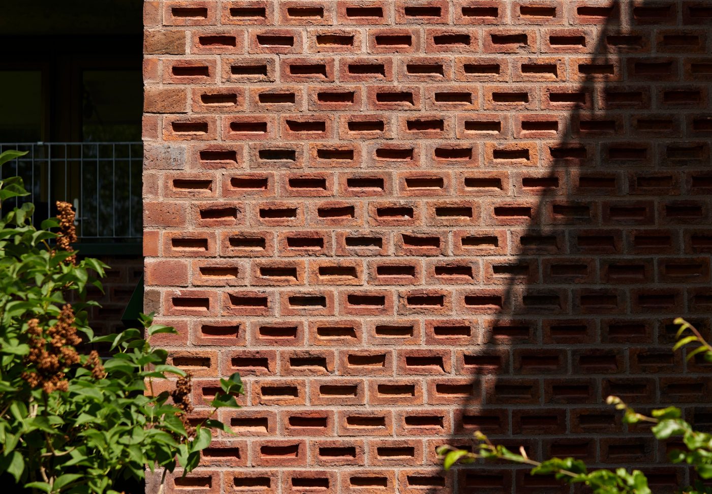 Fasadtegel vänt med läggytan utåt på Urban Villas i Ski Magasinpark